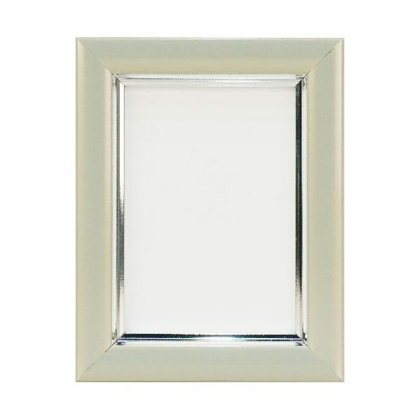 ■外寸：87×112mm■内寸：66×90mm■重量：80g■パッケージ：かぶせ箱（白箱）■対応サイズ：Lハーフ（63×89mm）■柄：無地■本体：樹脂製■面材：ガラス縦横兼用スタンド付置きのみ