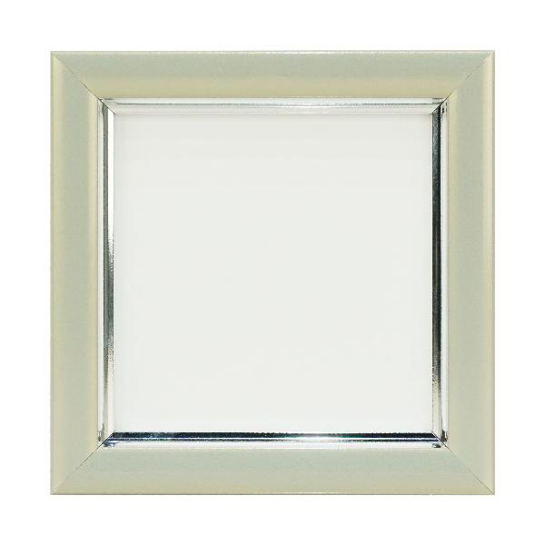 ■外寸：112×112mm■内寸：90×90mm■重量：100g■パッケージ：かぶせ箱（白箱）■対応サイズ：ましかく（89×89mm）■柄：無地■本体：樹脂製■面材：ガラス縦横兼用スタンド付置きのみ