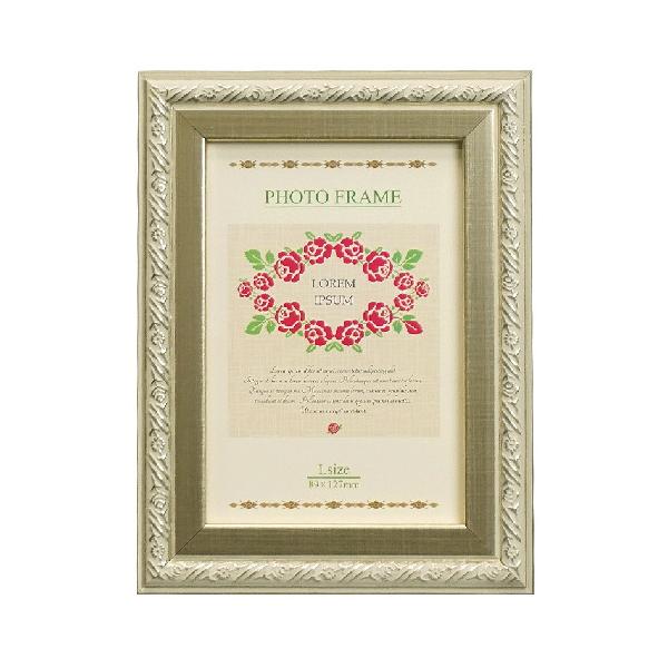 ■外寸：119 x 157mm■内寸：89 x 127mm■窓寸：77 x 115mm■重量：165g■パッケージ：かぶせ箱（白箱）■対応サイズ：L判■柄：デコラティブ■本体：樹脂製■面材：ガラス壁掛用金具（吊り紐無し）・縦横兼用スタンド付...