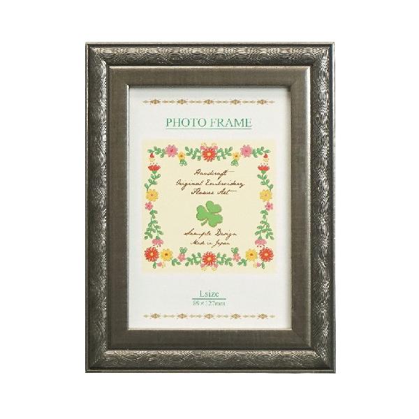 ■外寸：120 x 158mm■内寸：89 x 127mm■窓寸：77 x 115mm■重量：164g■パッケージ：かぶせ箱（白箱）■対応サイズ：L判■柄：デコラティブ■本体：樹脂製■面材：ガラス壁掛用金具・縦横兼用スタンド付縦横・掛け置き 兼用