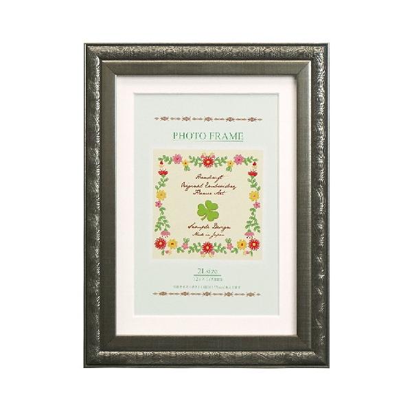 ■外寸：157 x 208mm■内寸：127 x 178mm■窓寸：115 x 166mm■重量：290g■パッケージ：かぶせ箱（白箱）■対応サイズ：ポスト判/2L判■柄：デコラティブ■本体：樹脂製■面材：ガラス壁掛用金具（吊り紐無し）・縦...