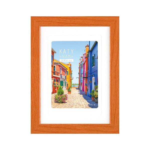 ■外寸：156 x 206mm■内寸：127 x 178mm■窓寸：122 x 172mm■重量：300g■パッケージ：ヘッダー付 OPP袋■対応サイズ：L判/ポスト判/2L判■柄：木目/無地■本体：樹脂製■面材：ガラス縦横兼用スタンド付縦...