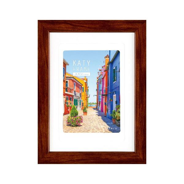 ■外寸：156 x 206mm■内寸：127 x 178mm■窓寸：122 x 172mm■重量：300g■パッケージ：ヘッダー付 OPP袋■対応サイズ：L判/ポスト判/2L判■柄：木目/無地■本体：樹脂製■面材：ガラス縦横兼用スタンド付縦...