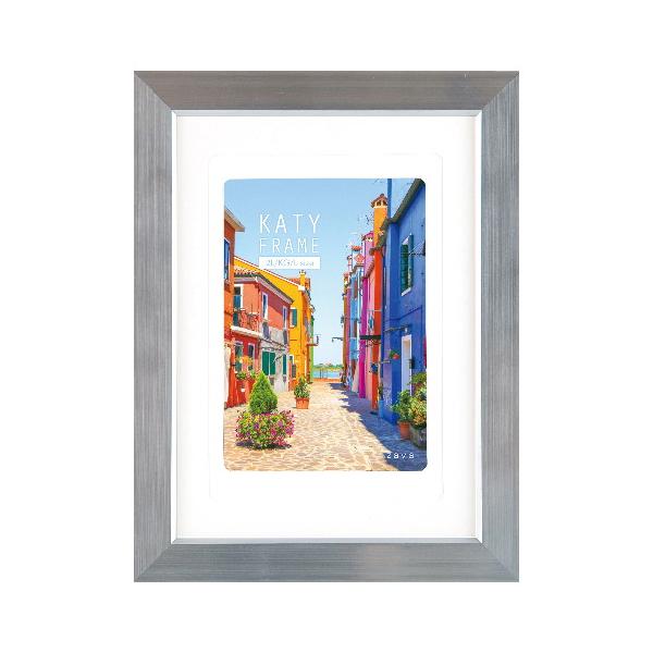 ■外寸：156 x 206mm■内寸：127 x 178mm■窓寸：122 x 172mm■重量：300g■パッケージ：ヘッダー付 OPP袋■対応サイズ：L判/ポスト判/2L判■柄：木目/無地■本体：樹脂製■面材：ガラス縦横兼用スタンド付縦...