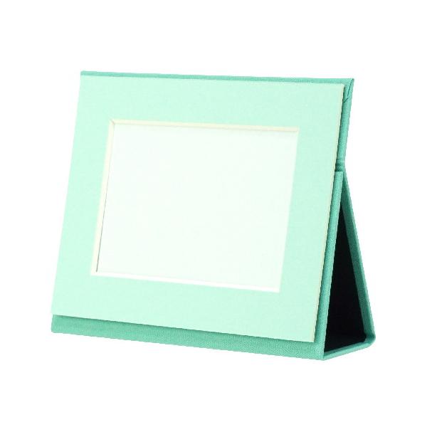 ■外寸：173×137×9ｍｍ（折りたたみ時）■窓寸：117×79mm■重量：100g■パッケージ：PP袋■対応サイズ：L判（89×127mm）■本体：紙、布置きのみ※窓に透明シートなどはついていません。