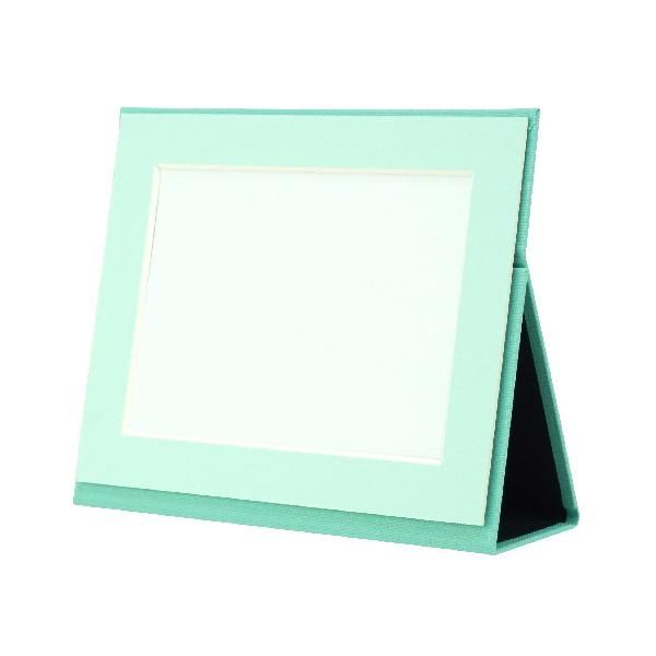 ■外寸：225×180×9mm（折りたたみ時）■窓寸：168×117mm■重量：170g■パッケージ：PP■対応サイズ：2L（127×178mm）■本体：紙、布置きのみ※窓に透明シートなどはついていません