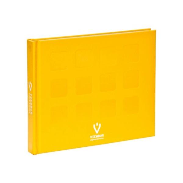 ■本体寸法：タテ136×ヨコ167×背巾15mm■本体重量：250g■表紙：特殊印刷紙■台紙：ミニサイズ アートフルプラコート 8枚(貼付有効サイズ: タテ115×ヨコ140mm)■備考：専用識別コードシール/ビニールカバー付き■アプリ推奨...