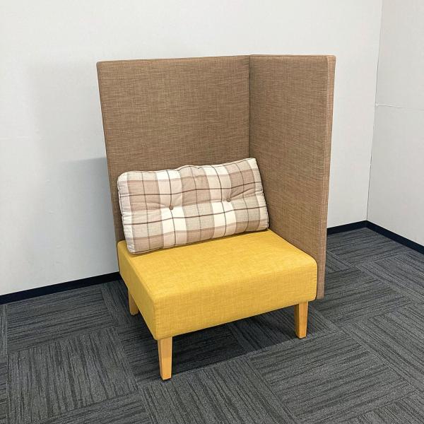 サイズ：W795×D690×H1280（SH440） ※パネルを含むサイズとなります。オカムラ製シェアードスペースシリーズの１人用ブースソファです。同じくオカムラ製のクッションも付属しております。パーティションが付属しているため目線を遮りリ...