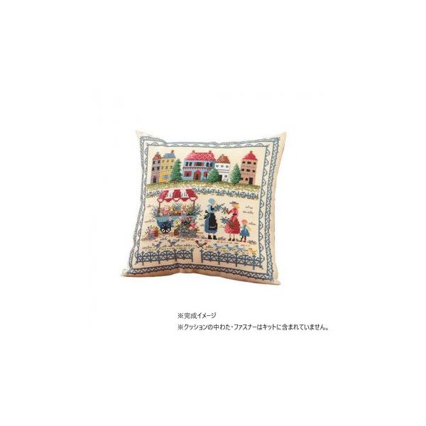 タウン&amp;カントリーの刺しゅうが目を引くクッションキットです。まるで絵画のような存在感でお部屋を美しくセンスアップします。