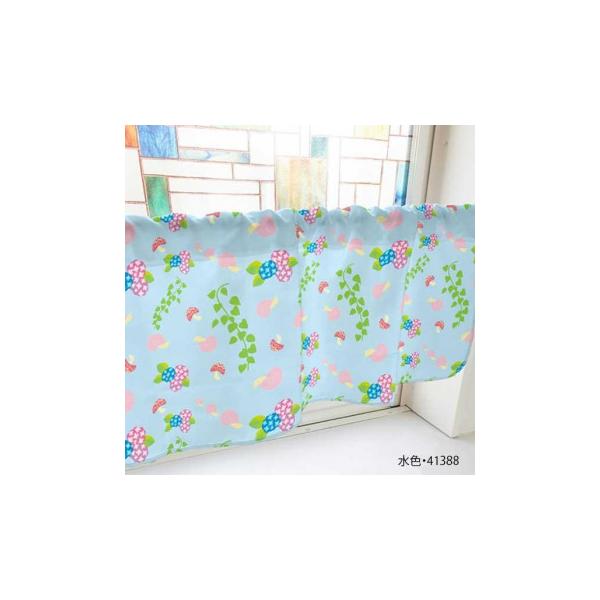 アジサイとかたつむりのデザインがポップで可愛らしいカフェカーテンです。梅雨の時期でも楽しめそうなデザインですね。