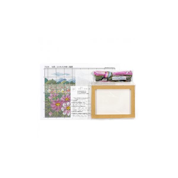 月日の流れを美しい季節の花々で表現したクロス・ステッチキットです。10月の雄大な山々に抱かれ、見事に咲きそろう一面のコスモス畑。