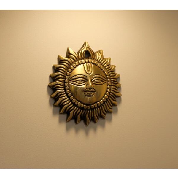 eSplanade 4インチ 真鍮製 太陽神 微笑むスーリヤ バグワン アイドル像 彫刻 壁掛け商品コード：67079892613型番：Sunwallhanging_10"サイズ：長さ10.2 cm x 幅10.2 cmカラー：ゴールド真鍮...