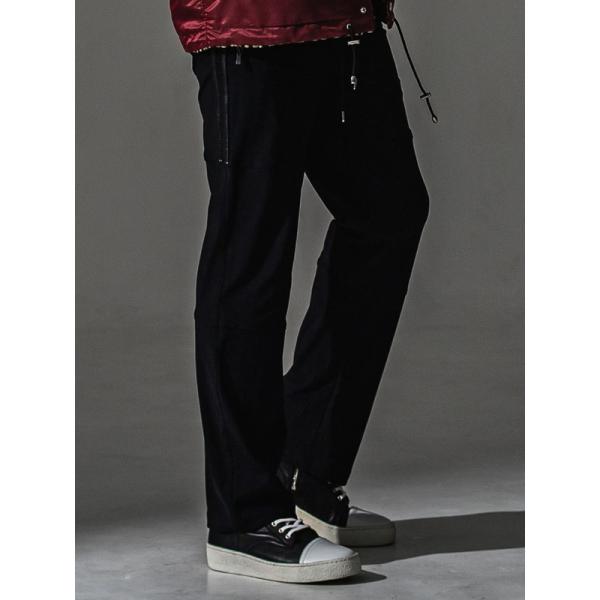 【発売日：2026年09月30日】RESOUND CLOTHING リサウンドクロージング27,000 円 (税込 29,700 円)定番ジョンソンラインパンツのワイドシルエット膝の切り替え、ラグジュアリーなエコレザー仕様の２本ラインを膝上...