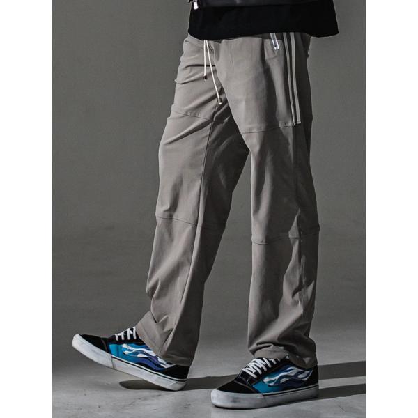 【発売日：2026年09月30日】RESOUND CLOTHING リサウンドクロージング27,000 円 (税込 29,700 円)定番ジョンソンラインパンツのワイドシルエット膝の切り替え、ラグジュアリーなエコレザー仕様の２本ラインを膝上...