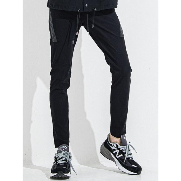 RESOUND CLOTHING リサウンドクロージング26,000 円 (税込 28,600 円)立体裁断イージパンツタイラーの定番ストレッチナイロン素材定番のスラックス型のシルエットをベースに膝までのサイドラインは、バックからフロントに...