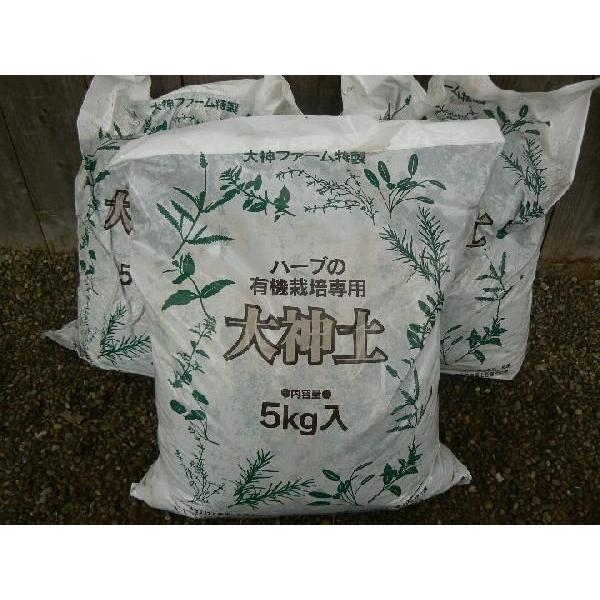 ピートモス・パーライト・腐葉土・乾燥牛ふん・苦土石灰をブレンドした大神ファームオリジナルの有機栽培ハーブ用土です。鉢植えをする場合はそのまま使えます。地植えの場合は根の下に改良土として使えます。【特徴】・水はけがよく、水もちのよい、ハーブに...