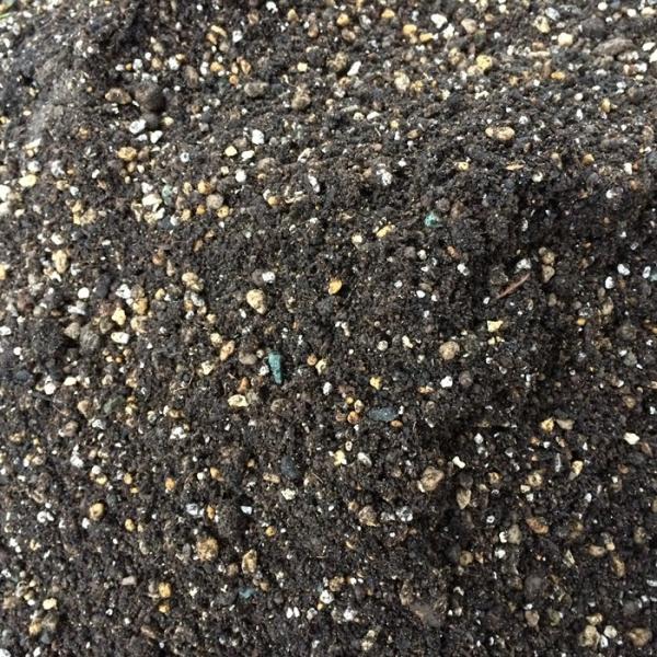 赤玉土と鹿沼土をベースにピートモスやココチップ、くん炭などの植物性堆肥の他、動物性堆肥（完熟馬糞）を加えています。保水性・保肥力・排水性などバラの生育にとって大切な要素を十分に考えぬいた配合です。また、天然鉱物であるゼオライトを適量混ぜ込む...