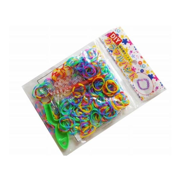 小さくカラフルな輪ゴムを編んでブレスレット等アクセサリーが手作りできます。輪ゴムとあみ機がセットではいっています。２５個入り　単価２５円（税抜）外袋サイズ：縦14Ｘ横9対象年齢６歳以上お祭り・縁日・屋台・業務用景品・くじ引き・おまけ・販促お...