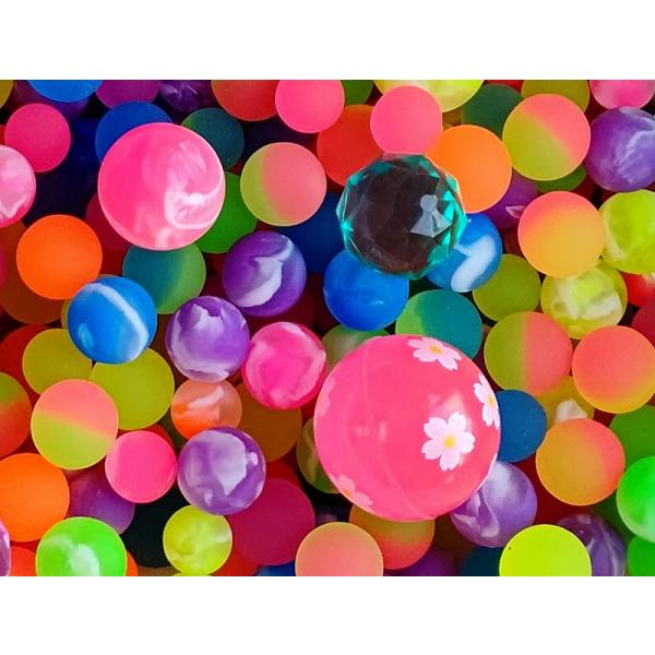 ツートン、マーブル、などの種類が混ざって入ったスーパーボールもちろん水にうくのでスーパーボールすくいに使えます。５００個入　直径１８〜２２ミリのスーパーボールを中心に、大きいサイズのスーパーボールがミックスで混ざって入っています。お祭りや縁...