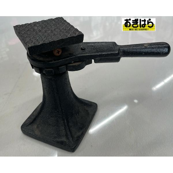 建築用豆ジャッキ長期在庫品の為錆等若干ございますがご了承ください。鴨居や敷居を収めるときに使用するようです。本体天板54ｍｍ角　台座部83ｍｍ角全高さ135ｍｍ〜190ｍｍ最大荷重200ｋｇ