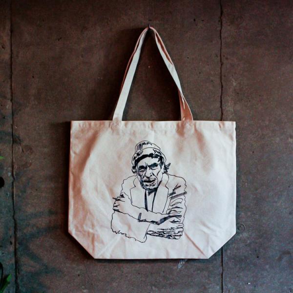風合いの良いキャンバストートバッグにアメリカの酔いどれ詩人、チャールズブコウスキーをON。20Lと大きめの使い勝手の良いトートバッグです。プリントも水性インクを用いていますので、長く使うとくったりとしてきてヴィンテージな雰囲気が出てきます。...