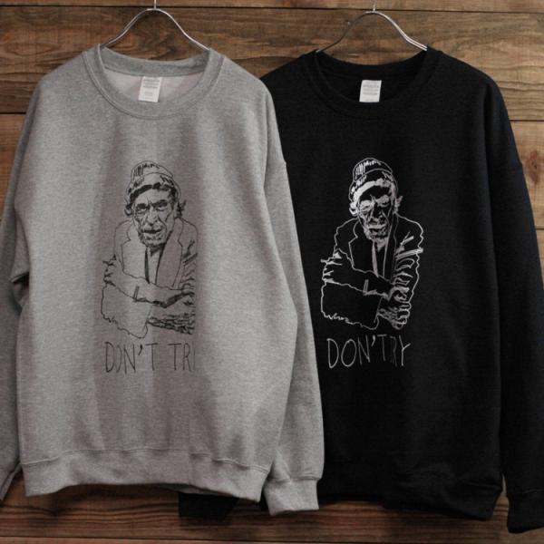 アメリカの酔いどれ詩人、ブコウスキーをモチーフに墓石に刻まれた言葉を添えました。【ボディ】ボディにはUSAの老舗メーカーを使用しています。ストリート色の強い身幅、肩幅広めの今が旬なシルエット。ドロップショルダーでざっくり着ていただくのがおす...