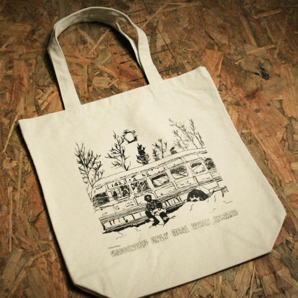 ネップ感がナチュラルで、オーガニックな風合いの良いキャンバストートバッグ。見ると必ず旅に出たくなる、心に響く、大好きな映画、イントゥザワイルドをモチーフに。INTO THE WILDの心に残る言葉とバスをバックに座るクリス。ぜひ、あなたの旅...