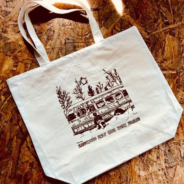 ネップ感がナチュラルで、オーガニックな風合いの良いキャンバストートバッグ。見ると必ず旅に出たくなる、心に響く、大好きな映画、イントゥザワイルドをモチーフに。INTO THE WILD　の心に残る言葉とバスをバックに座るクリス。ぜひ、あなたの...