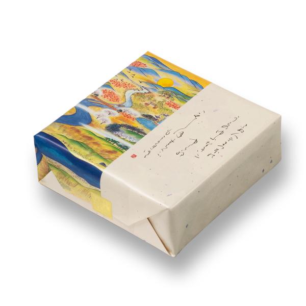 当店創業以来のおせんべい『嵯峨乃焼』。ソフトな口あたりを大切に、ふっくらと焼きあげた生地。秘伝の甘醤油でシンプルな味つけ。最後に海苔を散らして香ばしいアクセント。素朴な味わいながら食べ始めると止まらない「嵯峨乃焼」は、飽きの来ないお茶請けの...