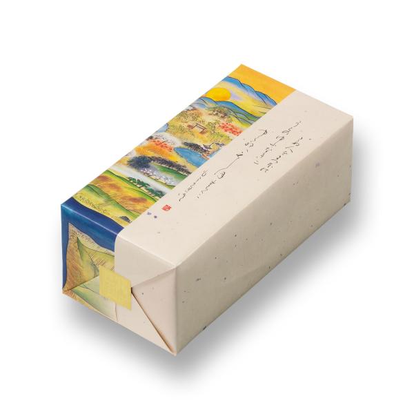 当店創業以来のおせんべい『嵯峨乃焼』。ソフトな口あたりを大切に、ふっくらと焼きあげた生地。秘伝の甘醤油でシンプルな味つけ。最後に海苔を散らして香ばしいアクセント。素朴な味わいながら食べ始めると止まらない「嵯峨乃焼」は、飽きの来ないお茶請けの...