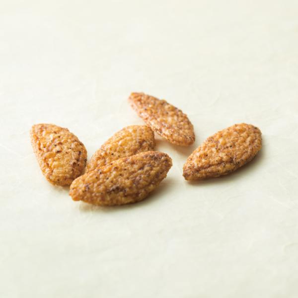 懐かしい香りと旨みの昔カレーせんべい。甘みと旨みのきいた和風カレー味。【寸法】245×105×80mm【重量】150g【内容量】116g 個装紙込み：袋数の目安 約28袋【包装対応 可　有料 1個22円】【ギフト・お返し・お土産・プレゼント...