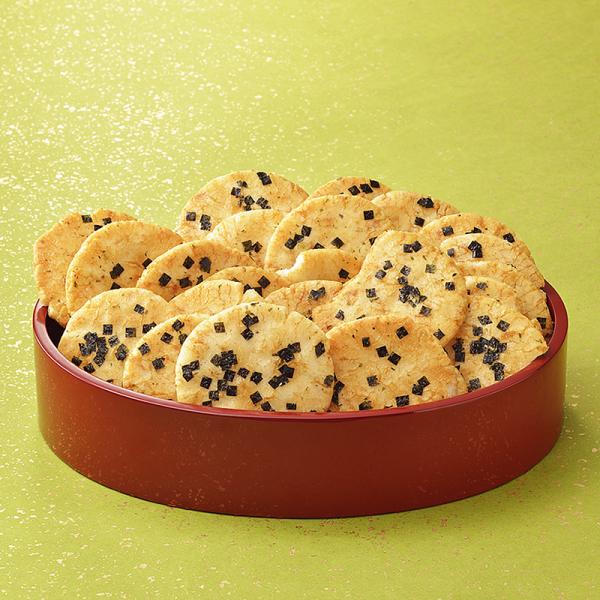 小倉山荘はじまりの味。本当に美味しいおせんべいを味わっていただきたい一心で完成したひと品です。「小倉百人一首」の元となる「嵯峨山庄色紙形」にちなんだ色紙形の海苔をちりばめて...。【販売日について】製造数に限りがある為、数量限定、不定期販売...