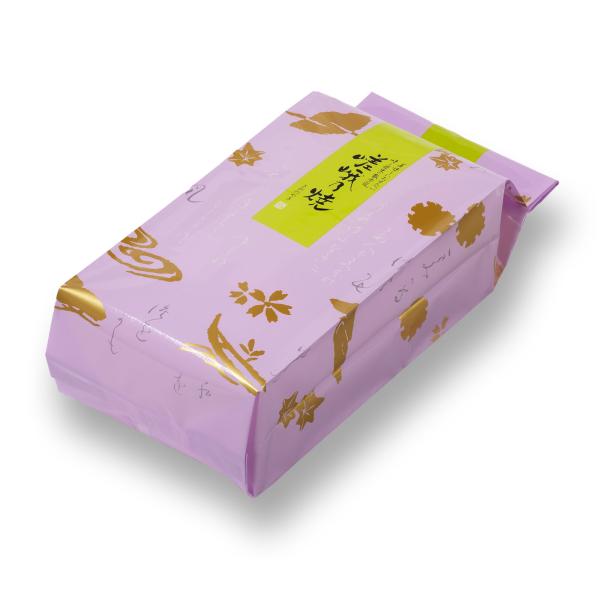 当店創業以来のおせんべい『嵯峨乃焼』。ソフトな口あたりを大切に、ふっくらと焼きあげた生地。秘伝の甘醤油でシンプルな味つけ。最後に海苔を散らして香ばしいアクセント。素朴な味わいながら食べ始めると止まらない「嵯峨乃焼」は、飽きの来ないお茶請けの...