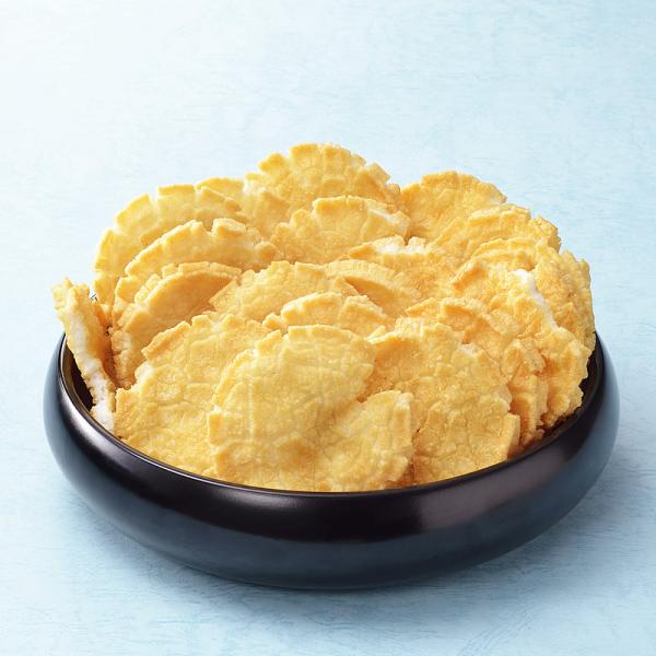 儚げなおぼろ月と輝く満月を模した気品ある揚げせんべいです。【販売日について】製造数に限りがある為、数量限定、不定期販売とさせていただいております。販売はメールマガジンなどでご案内いたします。【お一人様7袋まで】【賞味期限：製造日より90日】...