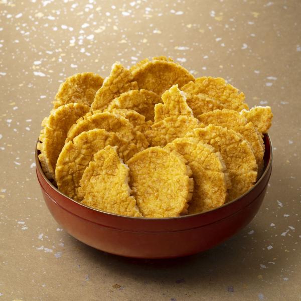 儚げなおぼろ月と輝く満月を模した気品ある揚げせんべいです。【販売日について】製造数に限りがある為、数量限定、不定期販売とさせていただいております。販売はメールマガジンなどでご案内いたします。【お一人様7袋まで】【賞味期限：製造日より90日】...