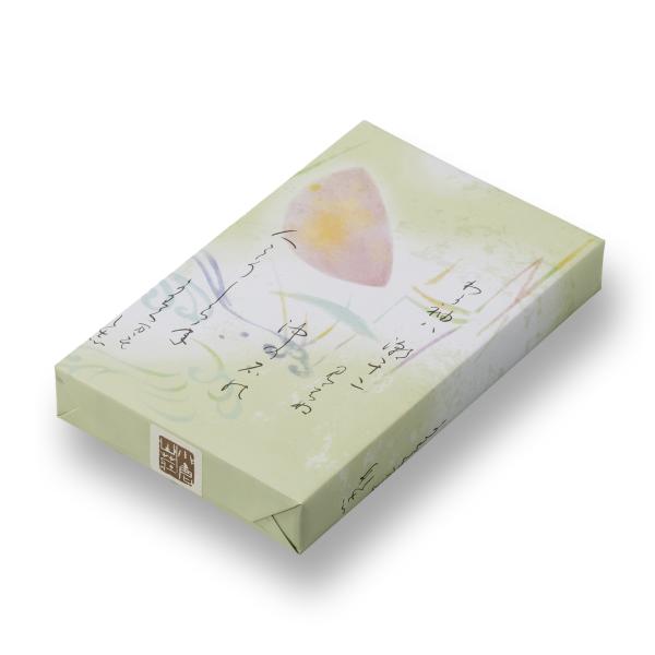 艶よく煮上げた大粒の丹波黒大豆を瑞々しくなめらかなゼリーで包みました。人知れず涙に明け暮れる片恋を、潮が引いても人目に触れることのない水底の石になぞらえておつくりした、情緒あふれるゼリーです。黒豆のお味やたおやかなゼリーの風味をご堪能くださ...