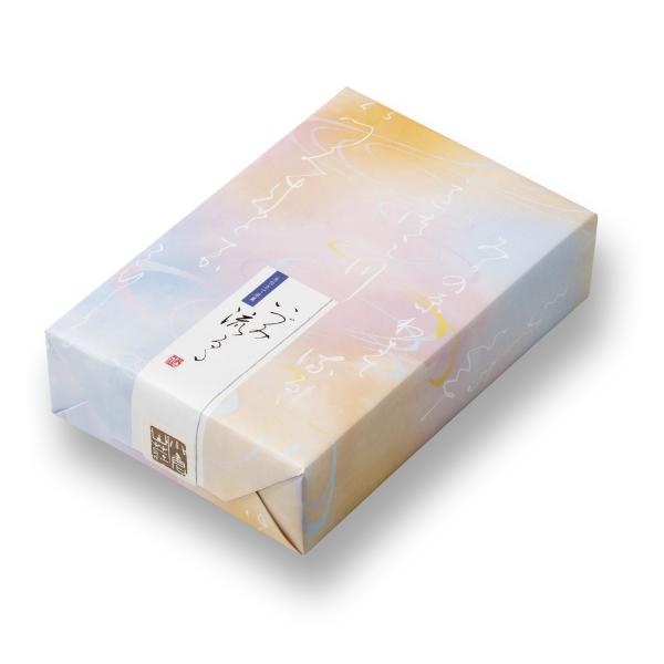 素材本来の風味を生かす特殊な製法でおつくりした、生仕立て涼菓『いづみ流るゝ』。ストレート果汁100%を使用した、『生果汁ゼリーみかん』と『生果汁ゼリーもも』、小豆本来のコクと風味をとじこめた『生水羊羹』の3種をご用意いたしました。【内容量】...
