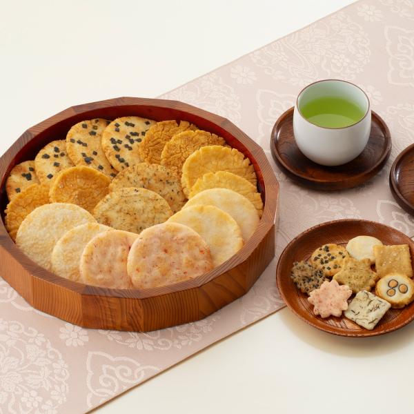 当店の人気商品9種を集めた、限定の詰め合わせエコパックでございます。だんらんや賑わいのひとときに、ご家族や親しい方などとご一緒にお楽しみください。※「をぐら山春秋」は2026年3月より一部内容を変更しています。【内容量】●をぐら山春秋×3袋...