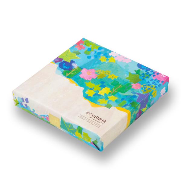 サラダせんべい・アーモンドおかき・紫いもせんべい・七味あられ・黒ごませんべいのひと口サイズのあられ5種と、ミルク・ホワイト・抹茶の焼きチョコ3種が1袋になった「をぐら山春秋 あられ＆ショコラ ベイクドタイプ」です。【熨斗】限定のし不可【ご注...