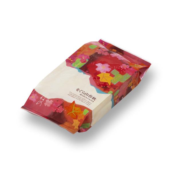 小倉山荘の代表菓『をぐら山春秋』に遊び心を織り交ぜておつくりした『をぐら山春秋 あられ＆ショコラ』。サクサクとした食感が楽しめる五種のあられと、こだわりの材料でおつくりした三種のチョコレート。形、色、味、さまざまな八つのお菓子たちの甘辛く溶...