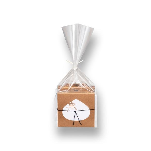 渋皮栗がまるごと1粒入った、きんとんのような柔らかい食感のカップ入り栗羊羹です。栗の風味を存分にお楽しみいただけます。【ご注意】熨斗・包装不可【内容量】2個入り【寸法】90×60×280mm【重量】190g【日保ちの目安】90日【ギフト・お...