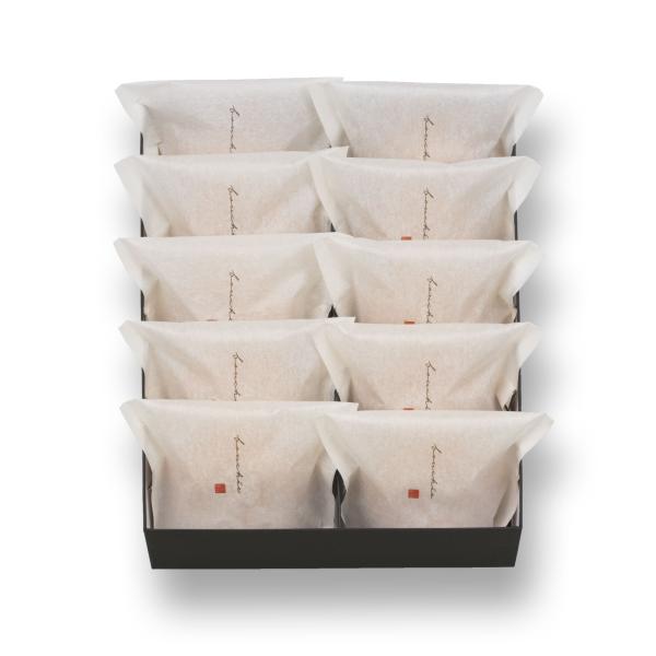 バターに固形の刻みチーズを合わせたバタークリームは、チーズ本来の塩味がほんのりとアクセントになりやわらかな生地と口の中でやさしく溶け合います。※お届け日が12月29日~1月5日のご注文は発送日の関係で賞味期限が短くなります。【ご注意】※25...