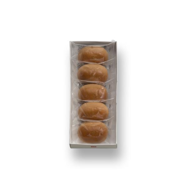 つややかな栗を思わせる照りよく焼き上げた栗まんじゅう。北海道産の手芒豆をじっくり炊いたやさしい甘さの白餡に刻み栗を合わせ、栗の食感と風味を加えました。刻み栗を合わせた餡と白餡の、珍しい二層になっています。【お日保ちの目安】20日【熨斗・包装...