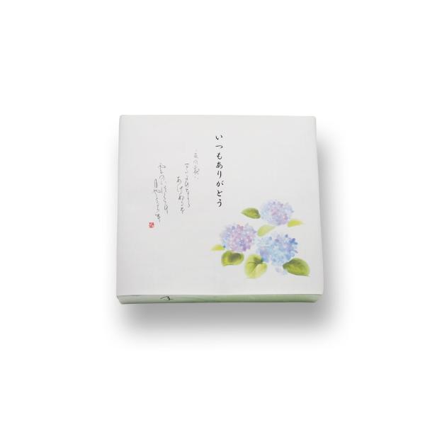 艶よく煮上げた大粒の丹波黒大豆を瑞々しくなめらかなゼリーで包みました。人知れず涙に明け暮れる片恋を、潮が引いても人目に触れることのない水底の石になぞらえておつくりした、情緒あふれるゼリーです。黒豆のお味やたおやかなゼリーの風味をご堪能くださ...