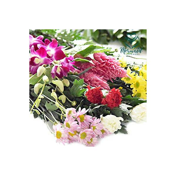 ご先祖様への感謝を込めて。(命日)は(お墓参り)！ ご家族揃ってが一番ですね。(お供え)にも！ (セット内容)お花　１２本 内容 白菊　２本 小菊赤 ２本 小菊黄　２本 ＳＰカーネ ２本 ケイトウなど ２本 季節のお花 ２本 お墓ですと一対...