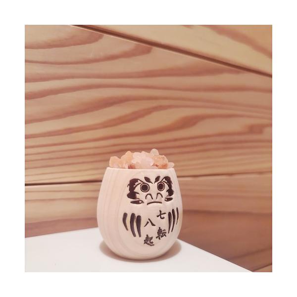 苦難にも打ち勝つ、前進と厄除けのインテリア盛り塩 困難に立ち向かう心を後押しするダルマモチーフ。 玄関やデスクに、運気を呼び込む小さな味方を。