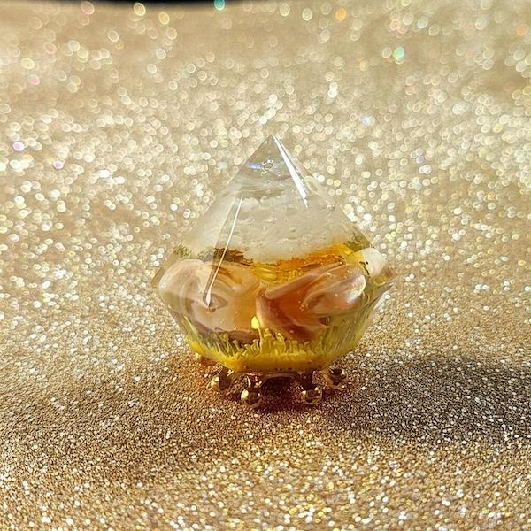 暗闇でやんわりと光る、黄金の龍神オーブ。珠洲の塩・千枚田の米・ヒマラヤ水晶パウダー、そしてシトリンとマザーオブパールを丁寧に封入した、持ち歩ける盛り塩「龍神のすず 黄龍」です。風水で中央を司る“四神の王”・黄龍は、調和・繁栄・リーダーシップ...