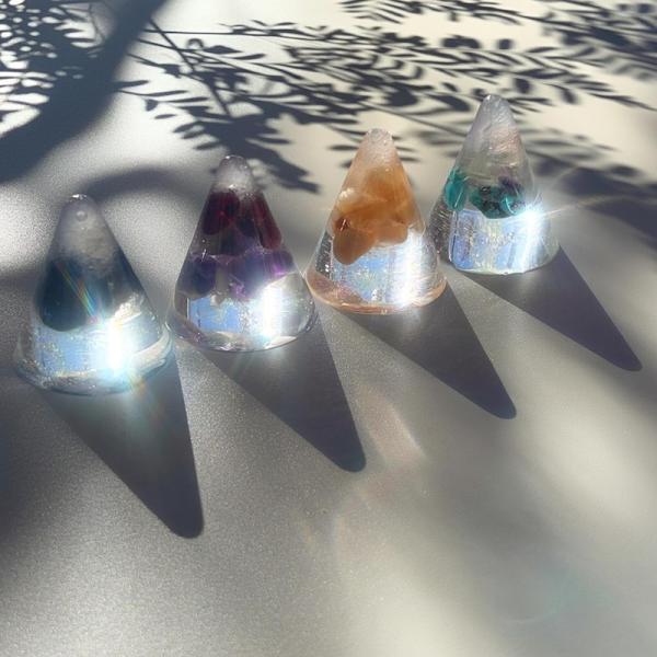 2026年という節目の年を清らかに迎えるために。家や空間の四隅に置くだけで氣の流れを整える、龍神のすず「四方清め盛り塩セット」が誕生しました。風・水・地・火――自然界の4つの氣を象徴する天然石と、石川県珠洲の揚げ浜式製法による塩、世界農業遺...