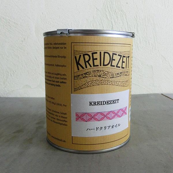 プラネットカラー ハードクリアオイルは、浸透性と堅牢性に強い透明つや消し仕上げの屋内用植物性オイル塗料です。浸透性に優れ、天然樹脂の働きで表面を堅く保護するので摩耗性に強く土足の床にも適しています。