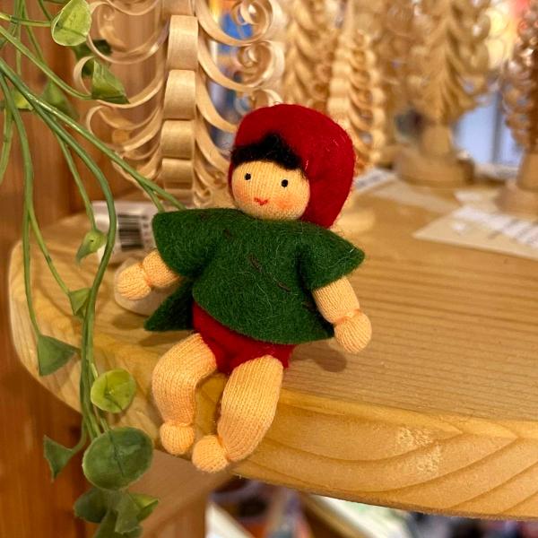 素材：　羊毛フェルト生産地：ルーマニア※Not TOY※飾って楽しむことを目的としています。細かいパーツが取れた場合など小さいお子さんには危険なことがあります。